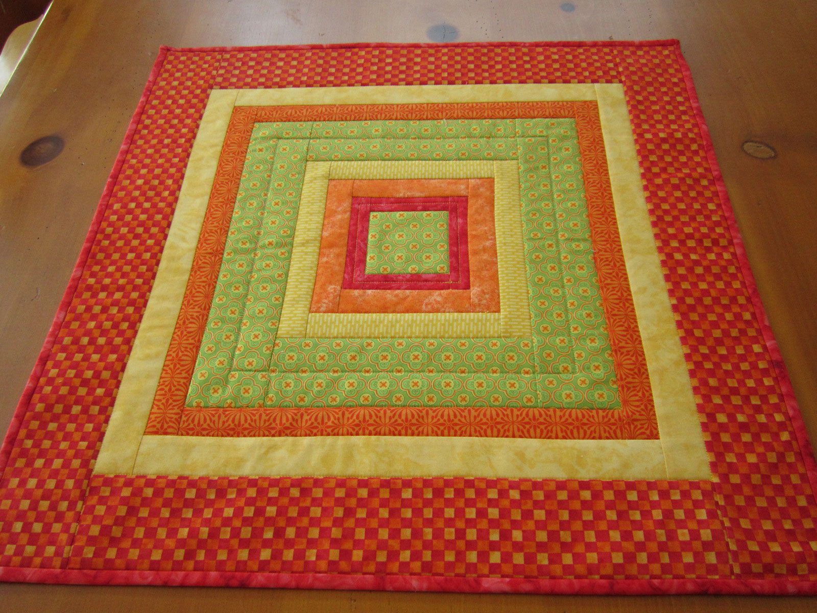 Quilted Table Topper Bright Squared on Luulla