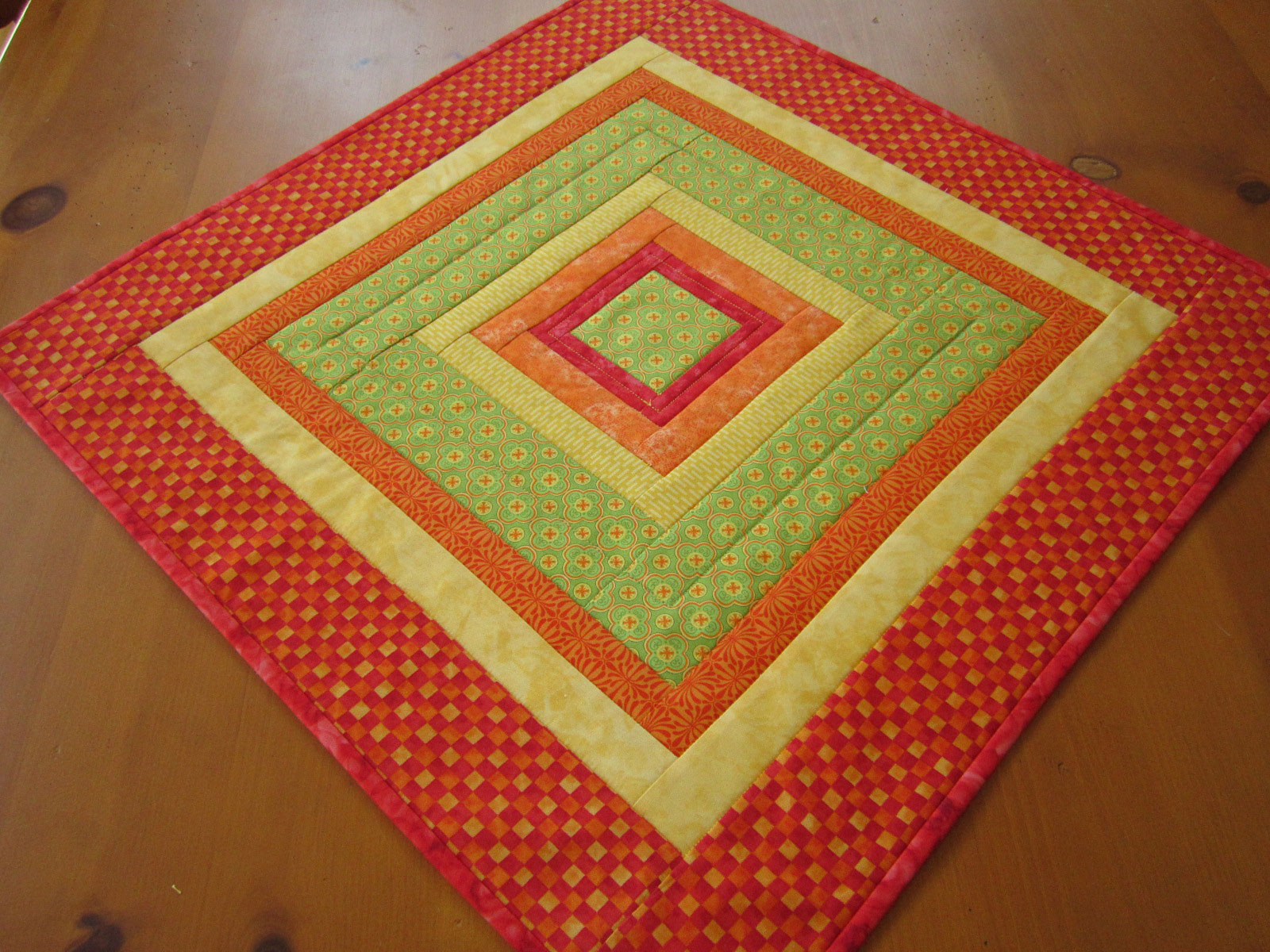 Quilted Table Topper Bright Squared on Luulla