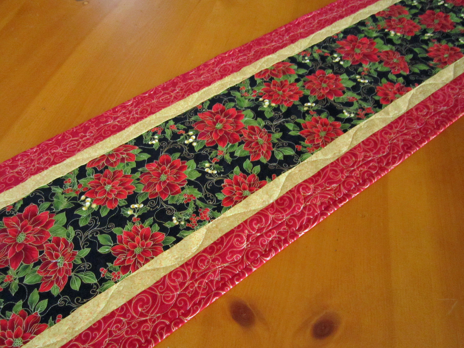 Poinsettia Table Runner on Luulla